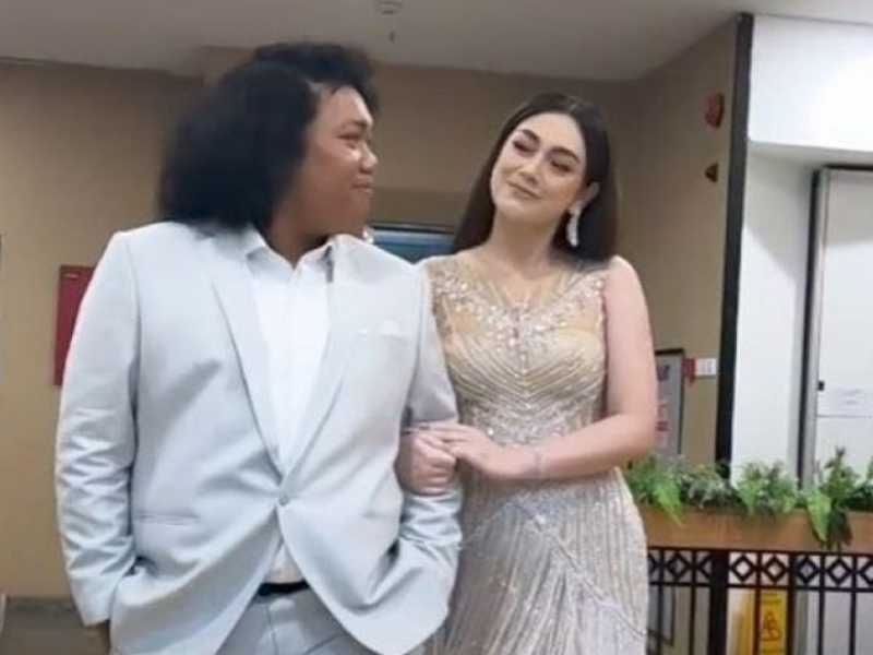 Marshel Widianto dan Celine Evangelista Kompak Unggah Foto Buku Nikah ... Marshel Widianto dan Celine Evangelista Kompak Unggah Foto Buku Nikah ...