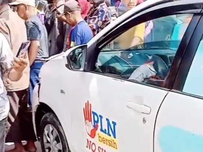 Viral Bocah 5 Tahun Nyetir Mobil PLN Hingga Tabrak Motor, Begini ... Viral Bocah 5 Tahun Nyetir Mobil PLN Hingga Tabrak Motor, Begini ...