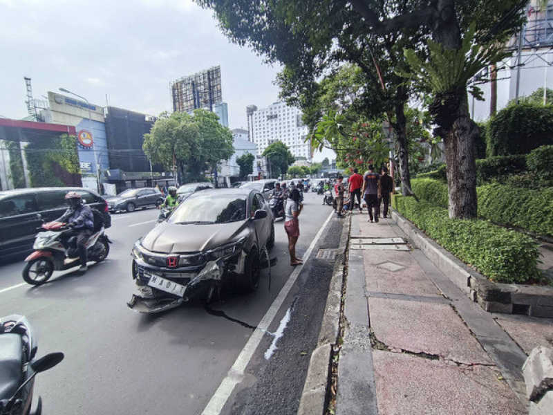 Honda CRV Tabrak Motor-Becak di Surabaya, 1 Orang Tewas
