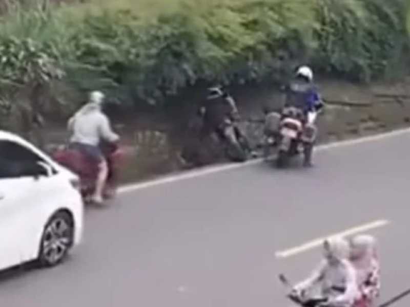 Viral Patwal Tendang Pemotor Hingga Masuk Selokan di Jalan Raya Puncak Bogor