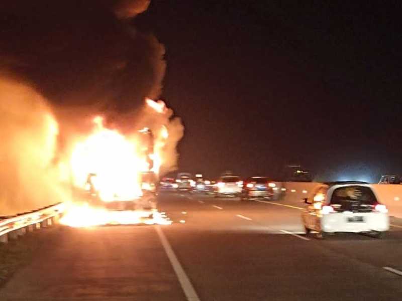 Bus Terbakar di Tol Cikampek, Aksi Heroik Polisi Selamatkan 50 Penumpang Disorot